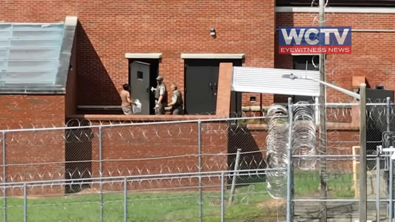 Ghislaine Maxwell holds mysterious box as she returns to Florida prison ...