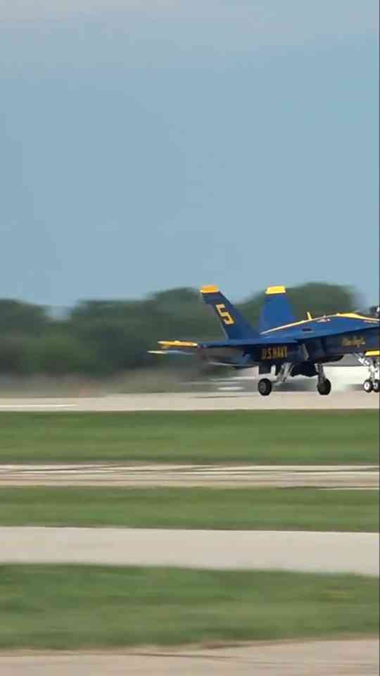 Aircraft takes off! Watch this amazing aerial maneuver!