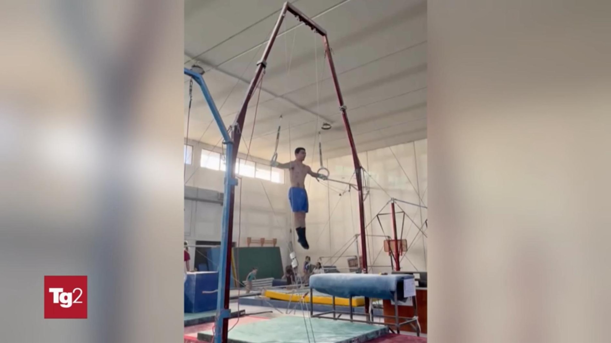 Il ginnasta Lorenzo Bonicelli cade dagli anelli: operato al collo. Il ...