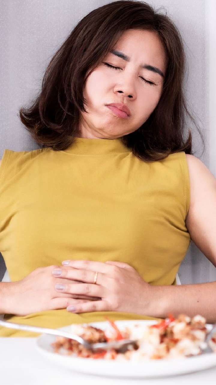 5 Quick Fixes To Reduce Bloating After Heavy Meals!