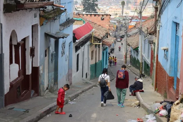 Más de 350 mil personas salieron de la pobreza en Bogotá durante el primer año de gobierno del ...