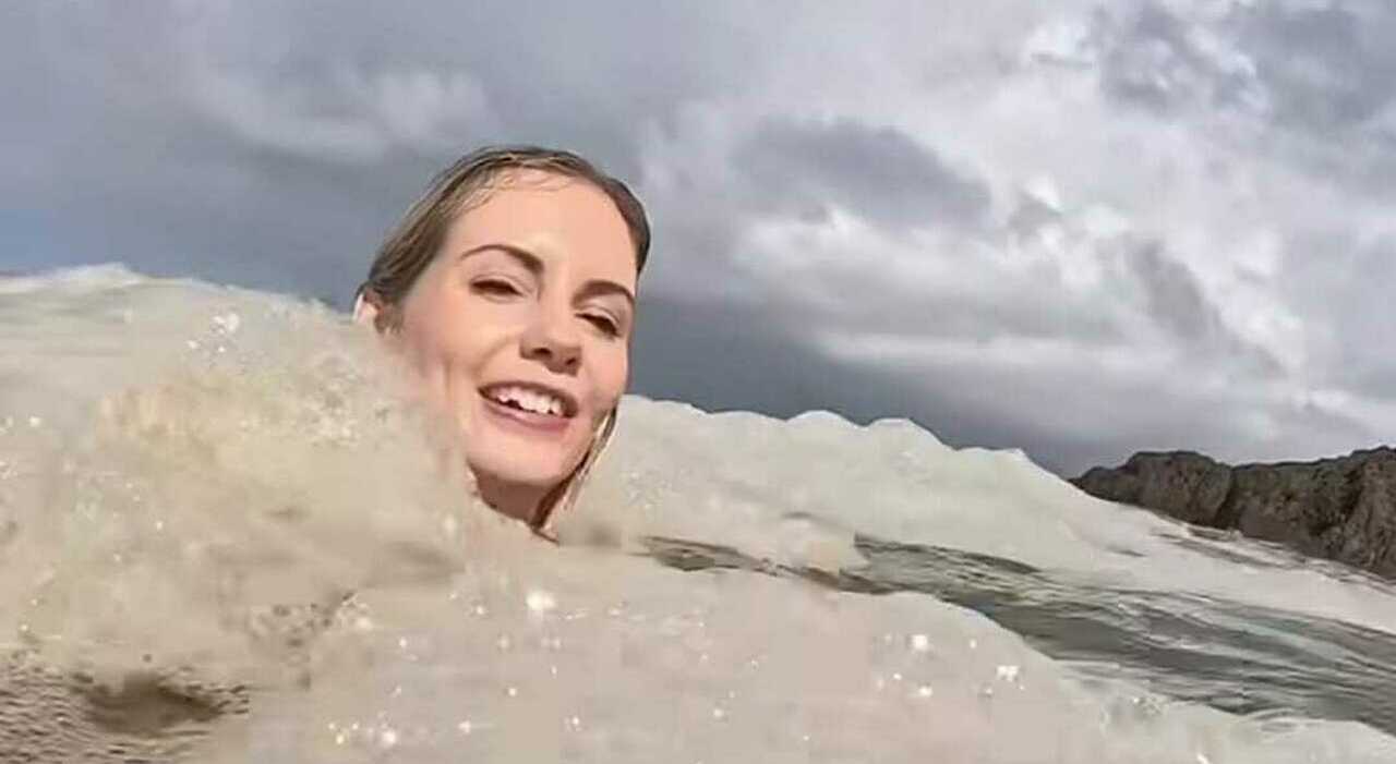 Influncer si filma mentre nuota tra i liquami: «Mi sto divertendo». Poi ...