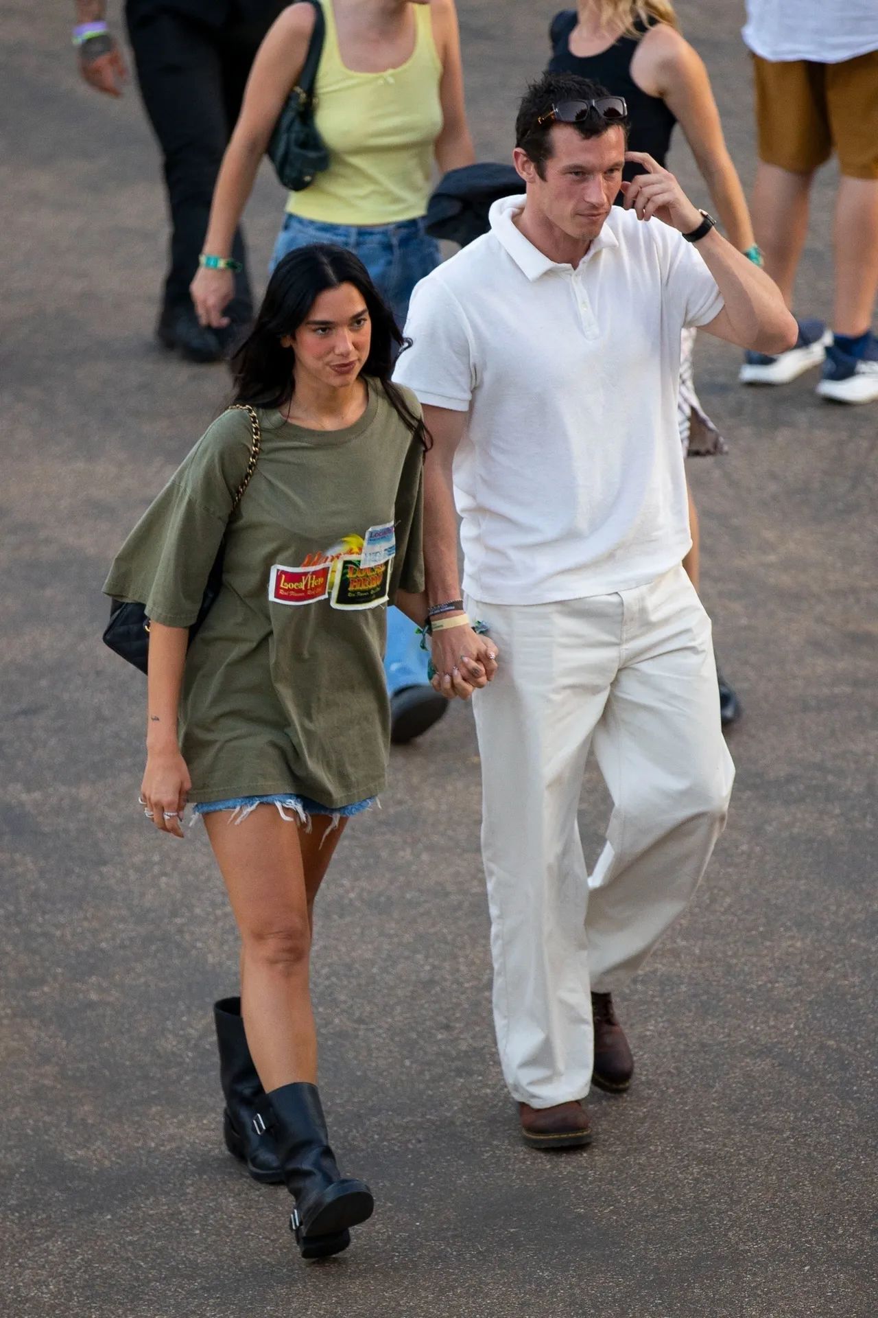 Callum Turner porte un polo d'une marque française qu'on s'arrache tous ...