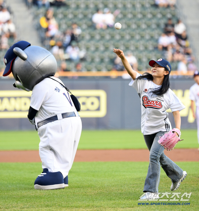 First pitch with professional Lee Yewon, Cheolwoong
