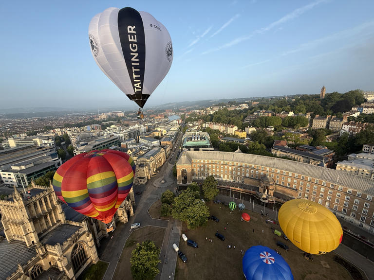 Eyes to the sky, Bristol! 15 incredible photos as hot air balloons fly ...