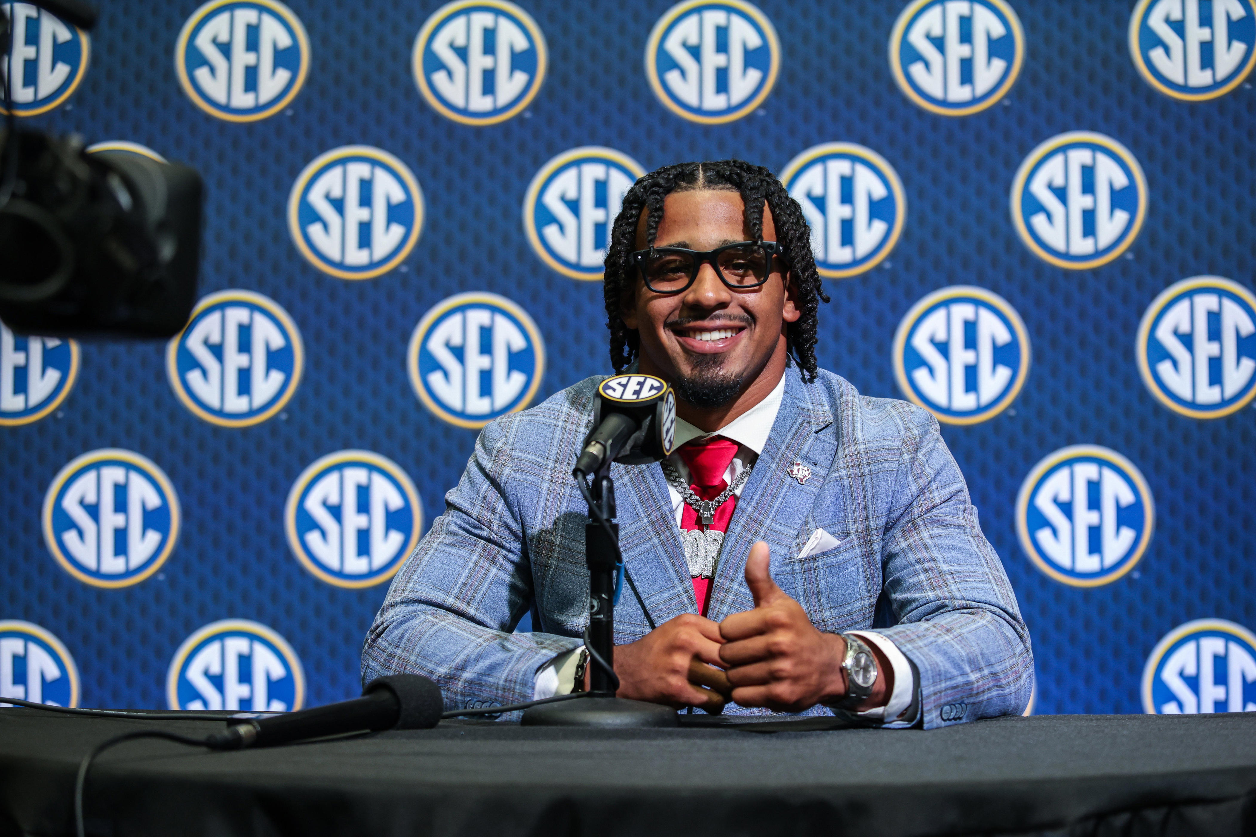 3 Texas A&M players named to PFF's All-SEC Offense and Defense