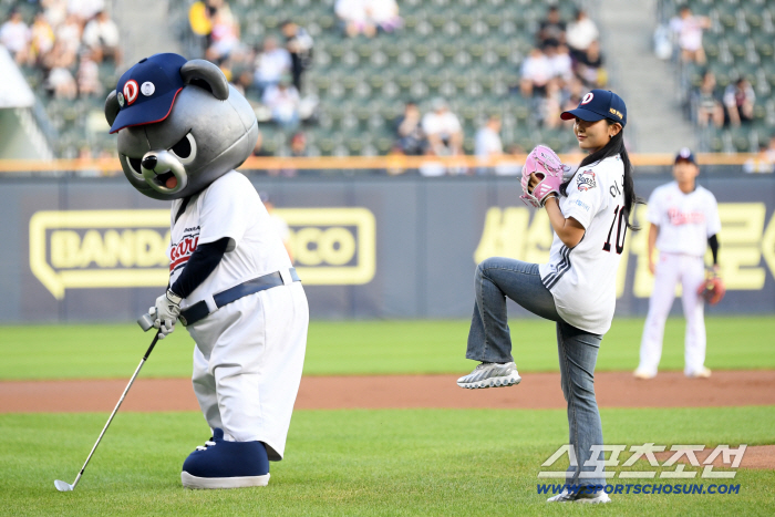 Professional Lee Yewon, first pitch