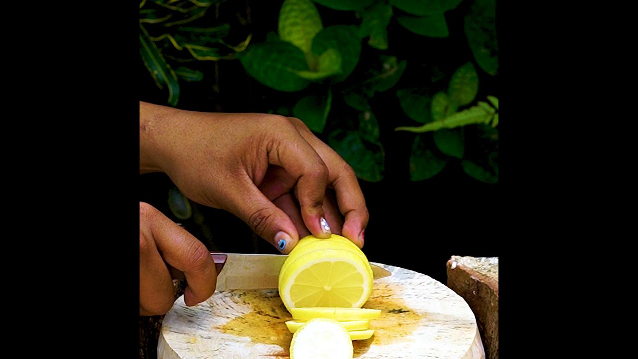 Satisfyingly Cutting An Orange From The Center