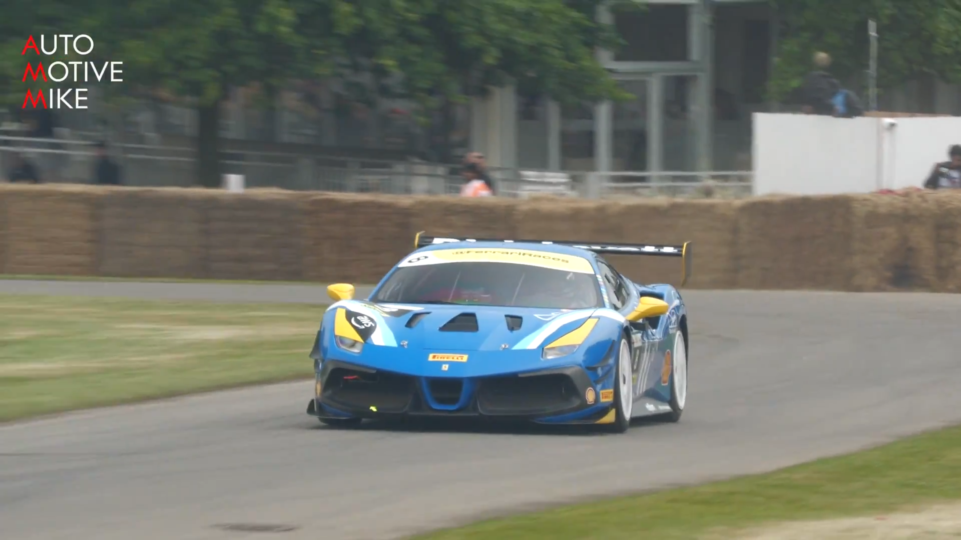 Ferrari 488 Challenge EVO vol gas op Goodwood Hillclimb met puur racesound