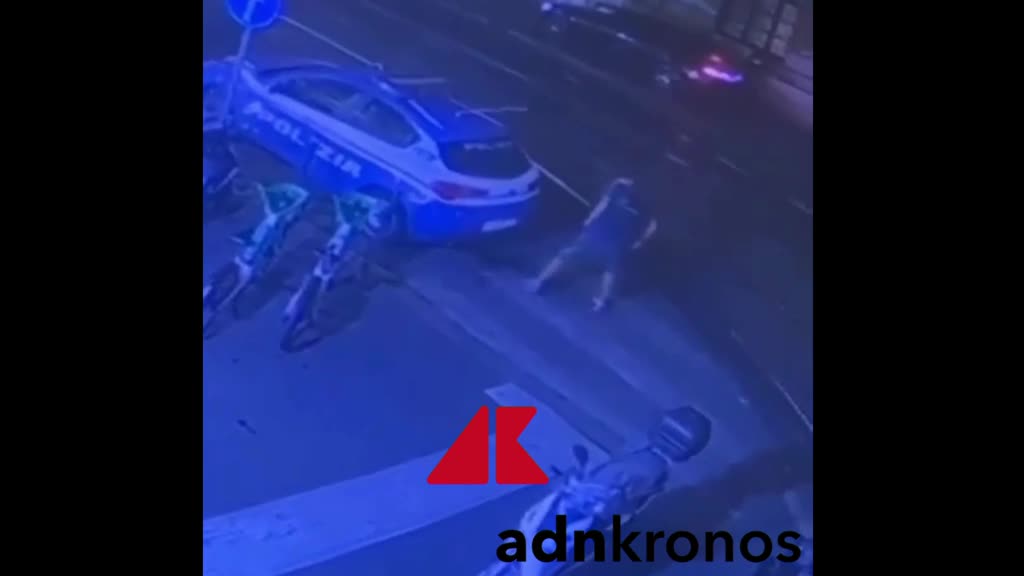 Allarme a Roma, nella notte date alle fiamme due auto della polizia ...