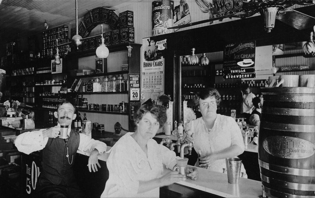 22 Nostalgic Photos of Soda Fountains