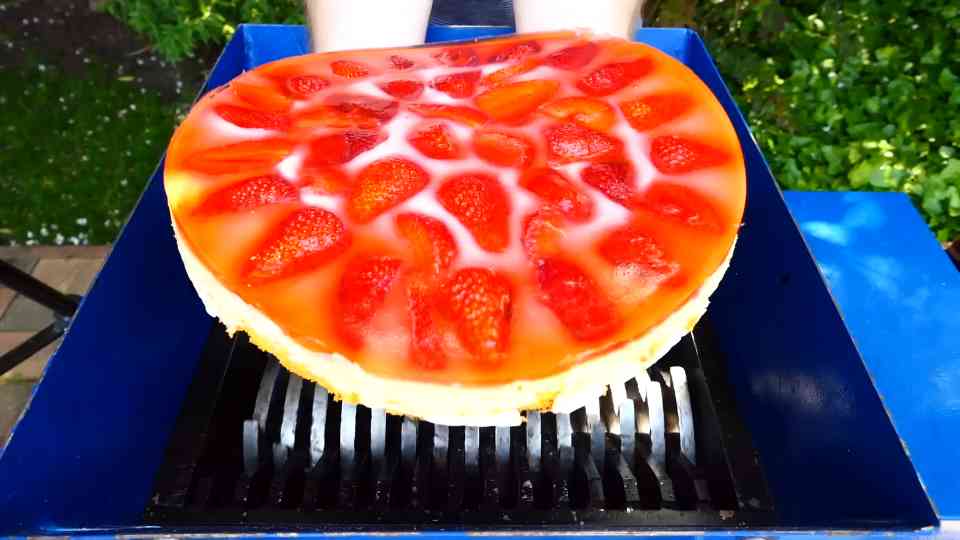 Shredding Strawberry Cake!