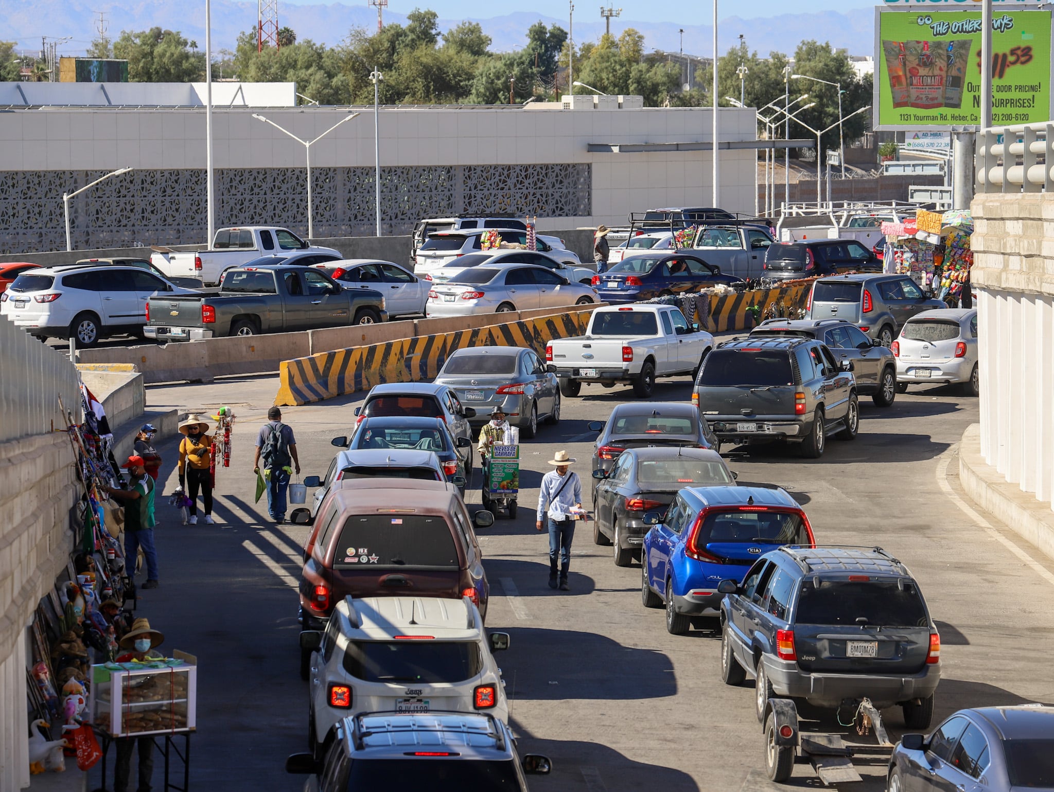 Largas filas en garitas de Mexicali; tiempo de espera supera la hora ...
