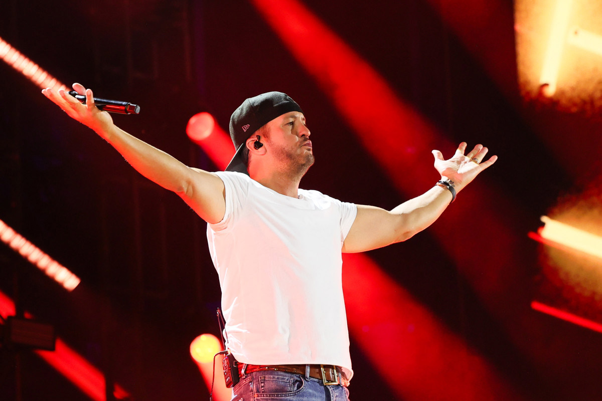 Country Star Luke Bryan Shares Bold Message After Getting Struck In The ... Country Star Luke Bryan Shares Bold Message After Getting Struck In The ...