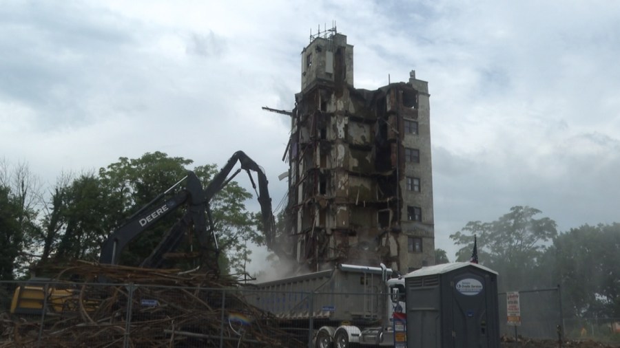 Demolition of historic apartment building involves cutting beams