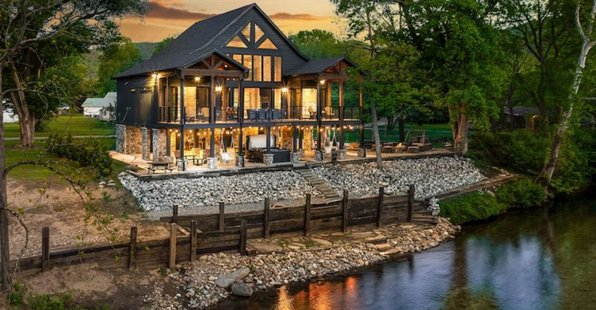 Inside 12 Of The World’s Most Beautiful Floating Homes