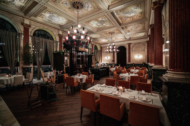 Moment burglar who stole £24,000 of wine from London celebrity ...