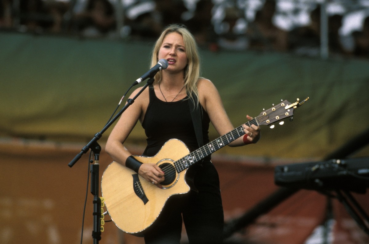 '90s Singer Jewel Shares Never-Before-Seen Footage From Infamous ...