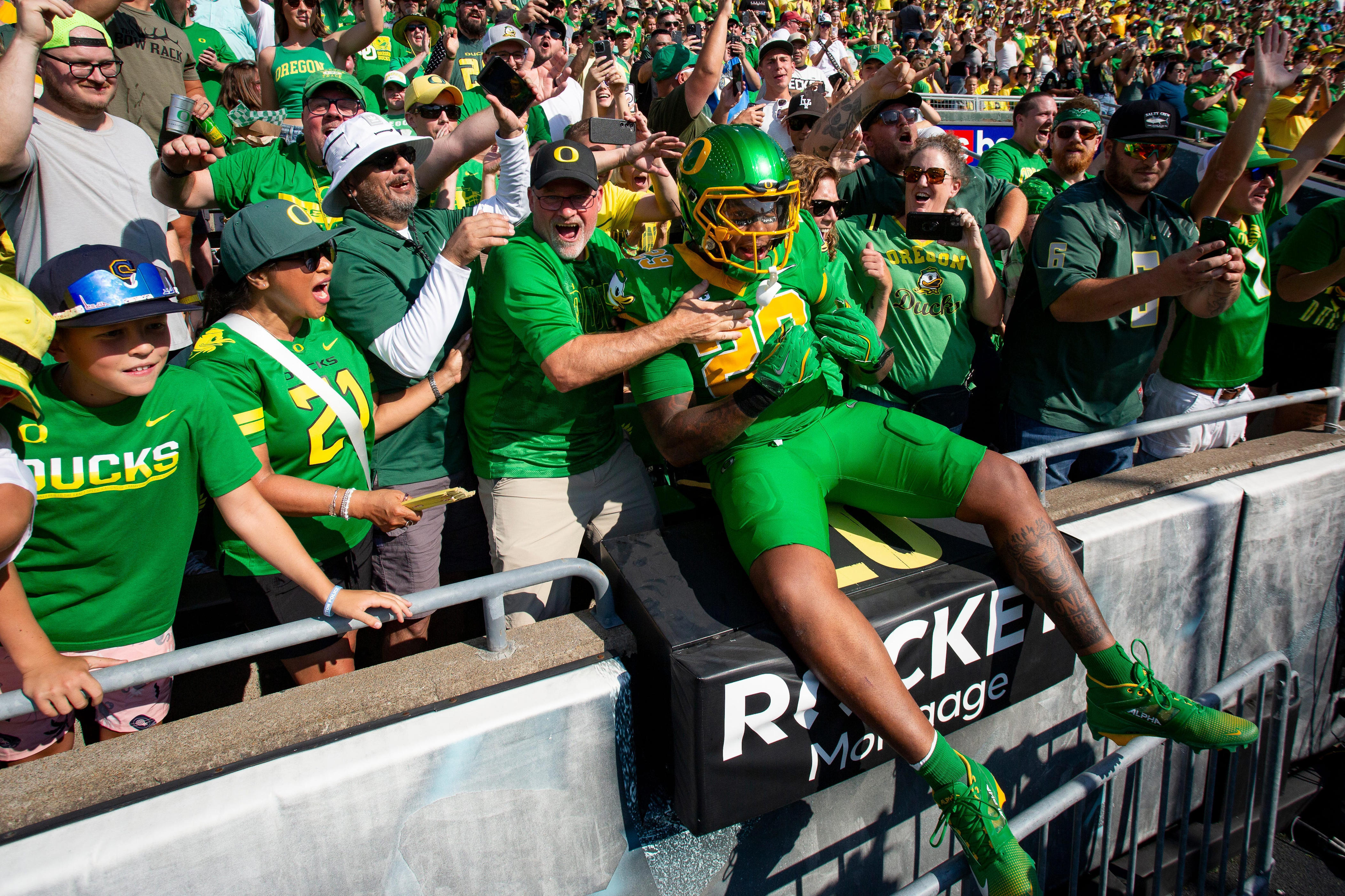 Checking in with the Oregon Ducks EDGE room ahead of the 2025 season