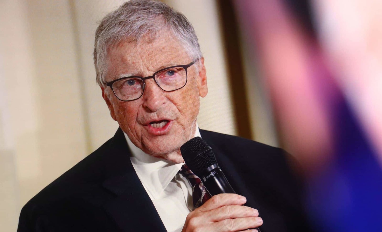 Bill Gates Declares the End of the Smartphone Era and Unveils Its ...