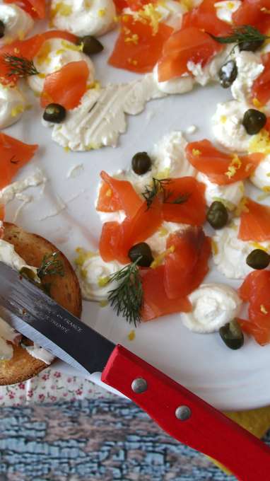 Salmón ahumado con queso, alcaparras y eneldo: un aperitivo para untar ...