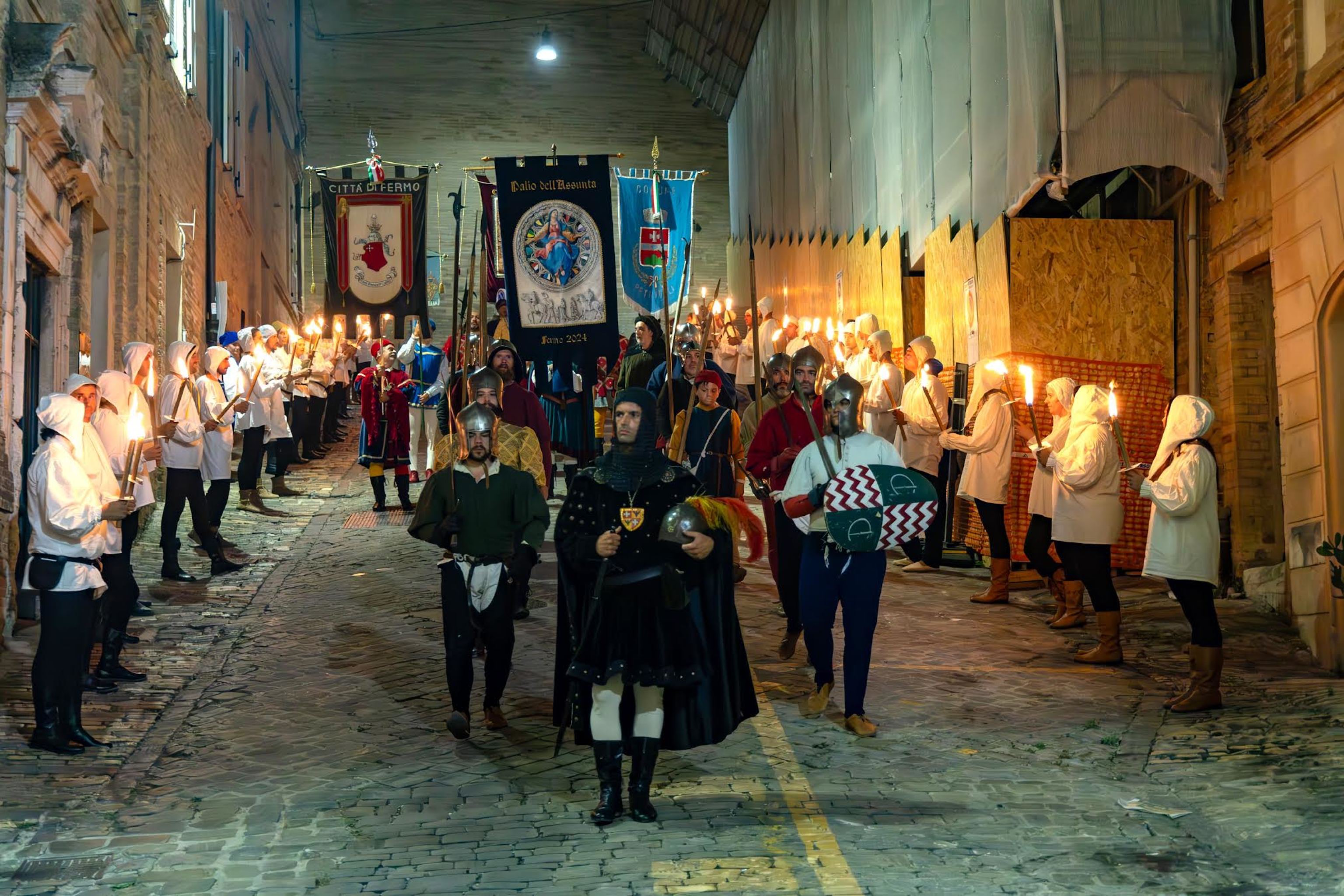 Cavalcata Assunta di Fermo, palio esposto in piazza del Popolo