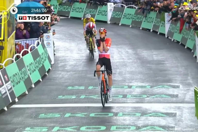 'Ik kreeg kramp in de kuiten, maar dacht maar één ding'; Thymen Arensman over zijn bisnummer in ...