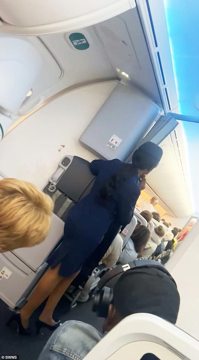 Scary moment plane passenger tries to open cabin doors at 30,000ft in ...