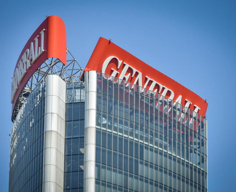 Insegna Generali pericolante sulla torre Hadid: avviato lo smontaggio ...
