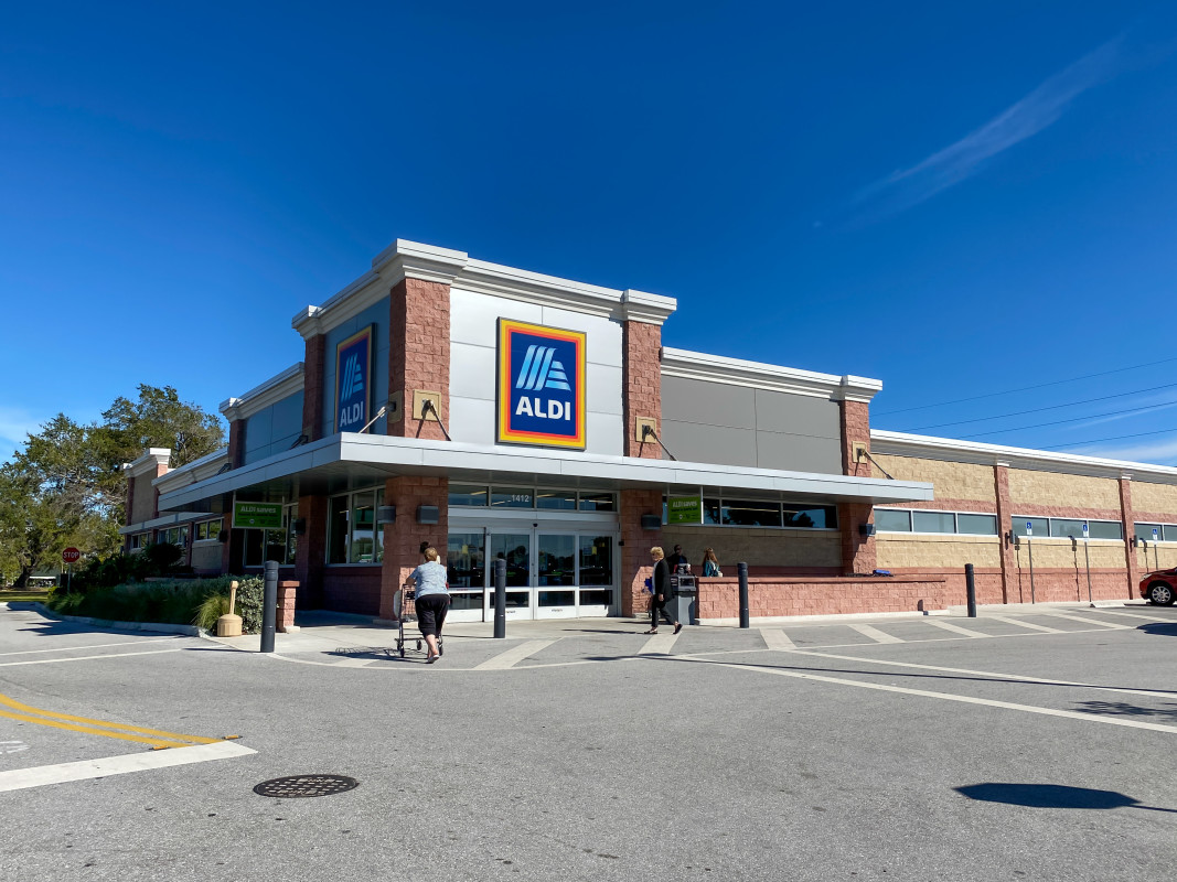 Aldi Is Selling a Retro Inflatable Beanless Bag Chair—a Blast From the ...