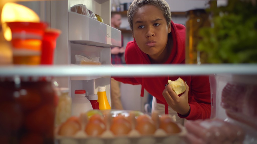 Fed-up roommate enrages fridge-raiding freeloader after taking drastic ...