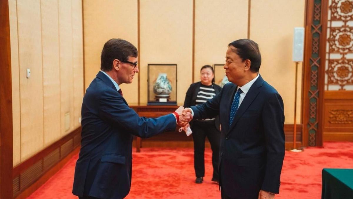 Vox indaga en el apoyo de Illa al proyecto de un lujoso resort de golf ...