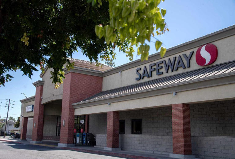 Grocery workers threaten strike at Safeway stores in Central, Northern CA