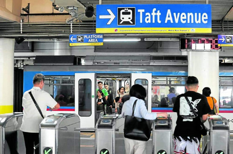 Technical glitch hits two MRT-3 stations amid passenger volume surge