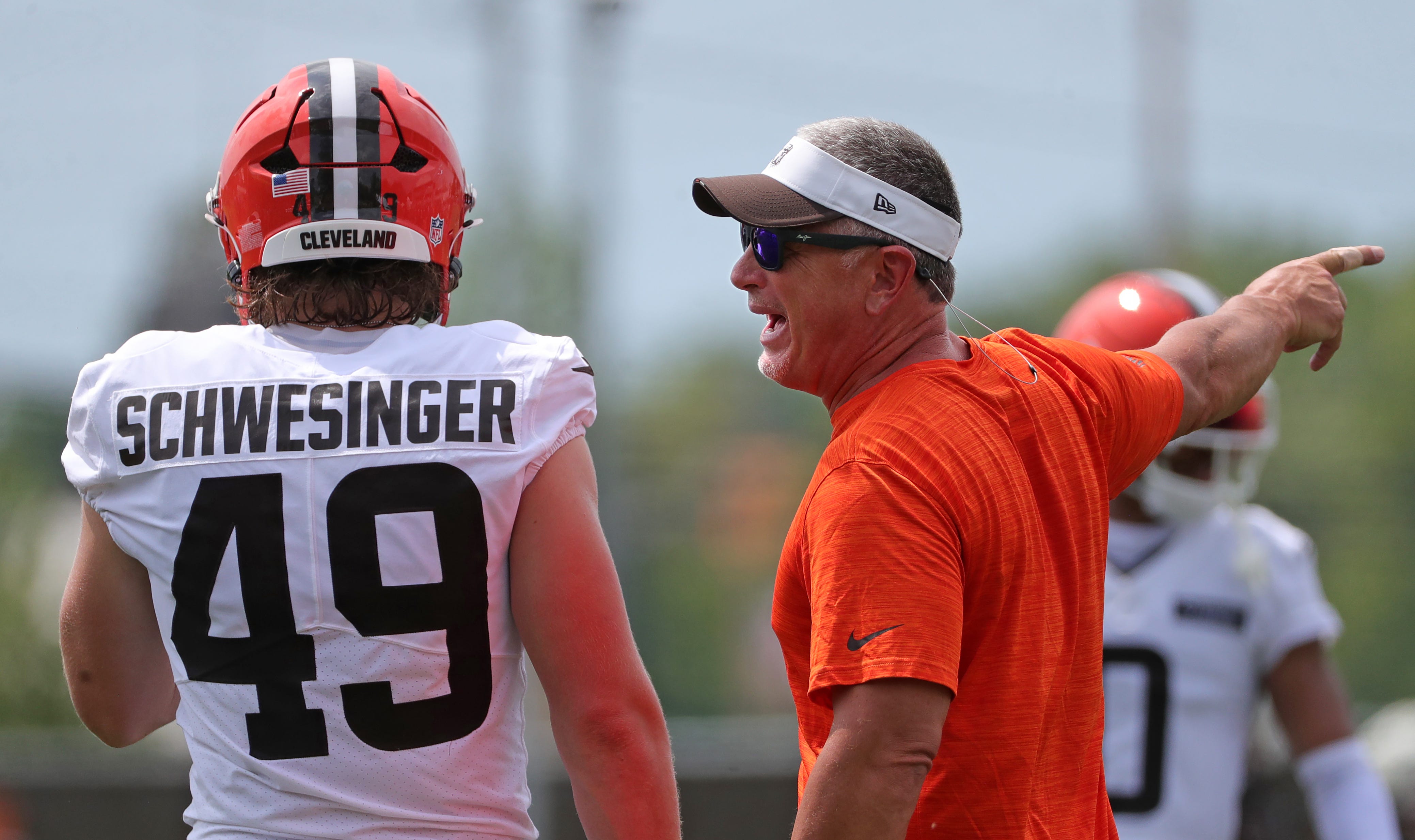 Former Bruin Carson Schwesinger dazzles in preseason debut with ...