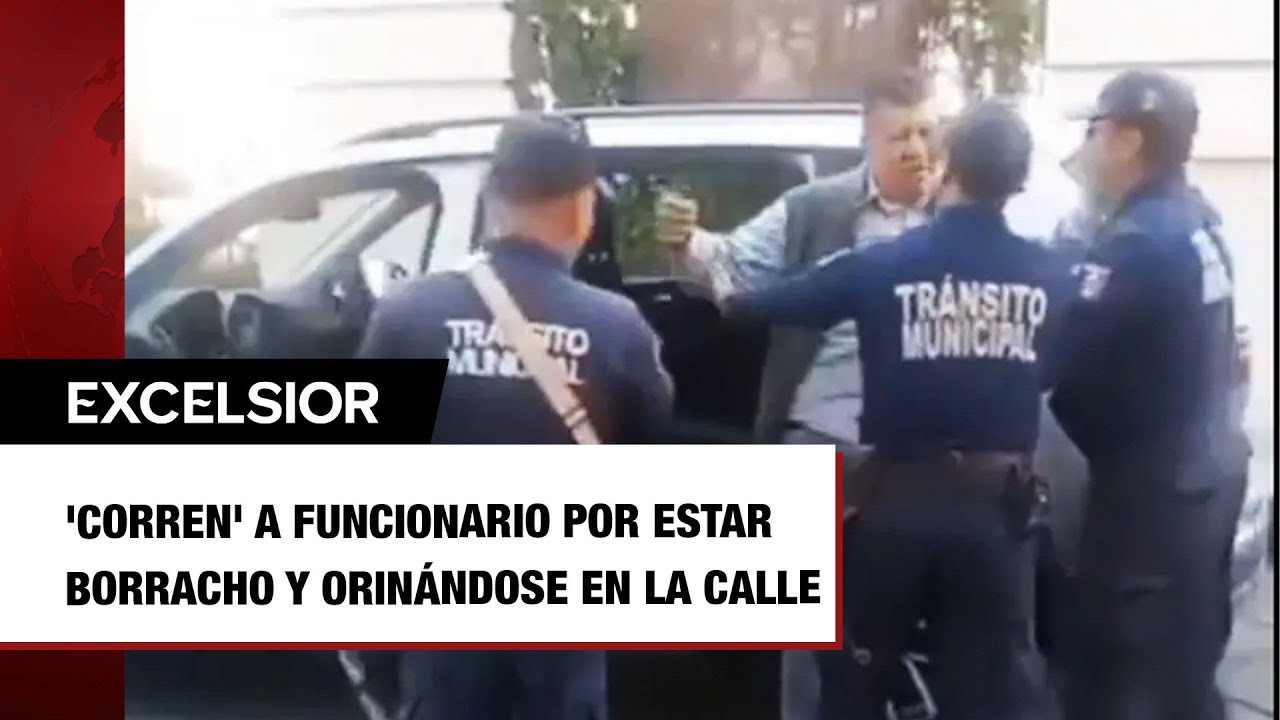 'Corren' a funcionario por estar borracho y orinándose en la calle