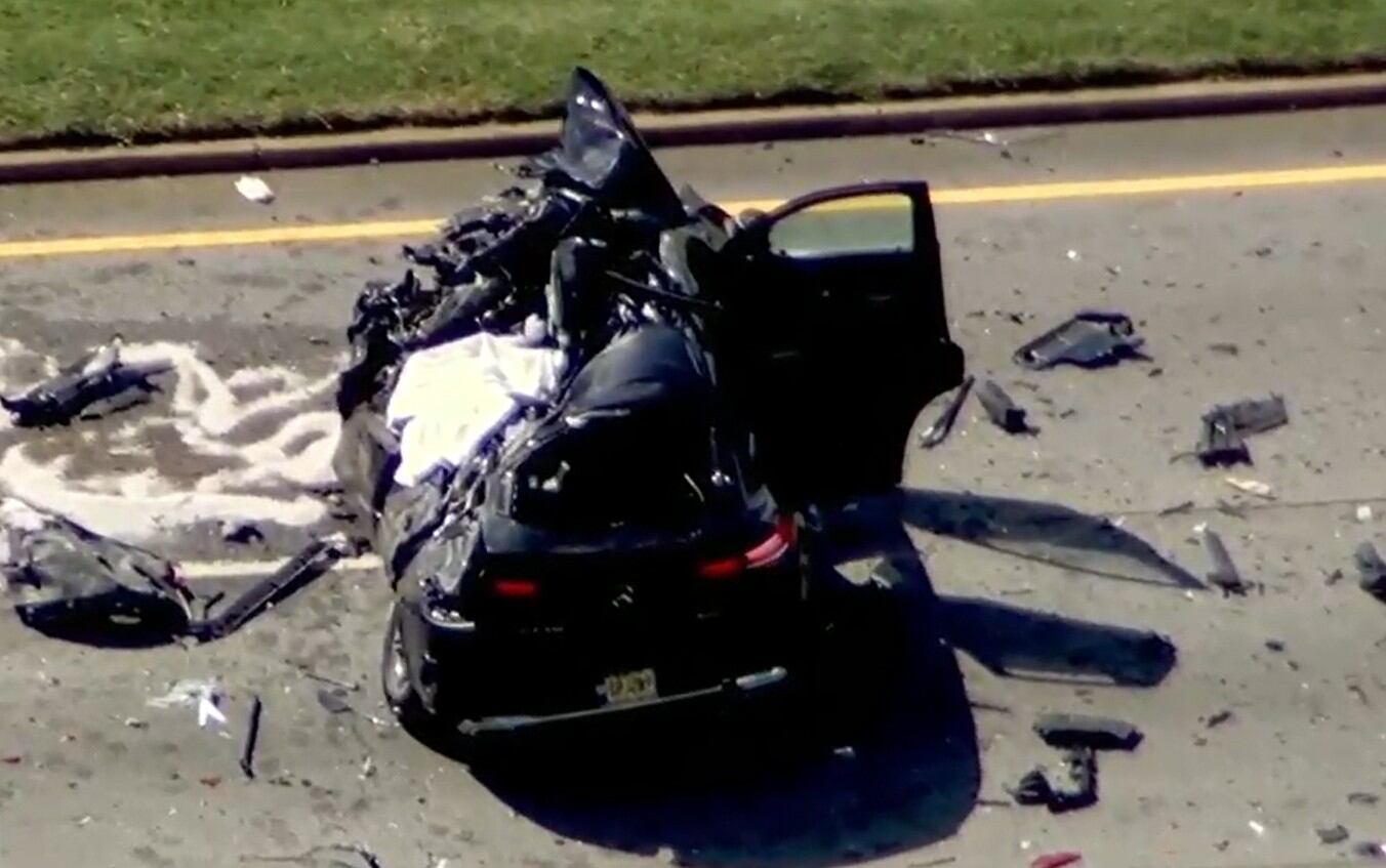 2 die in car crash on Fulton Industrial Boulevard, police say
