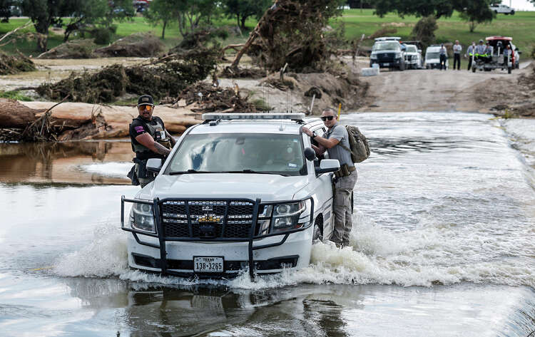 FEMA under fire for 24-hour delay in sending search and rescue teams to ...