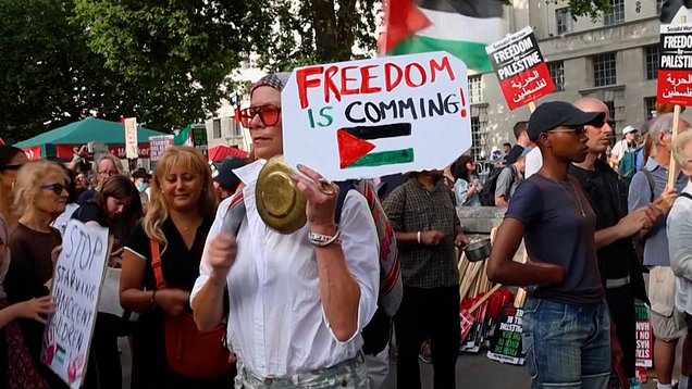 Several thousand protest Gaza hunger outside Downing Street