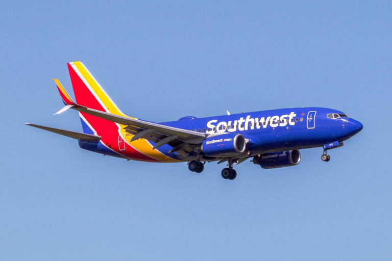 Southwest flight plummets nearly 500 feet ‘in a free fall’ to avoid ...