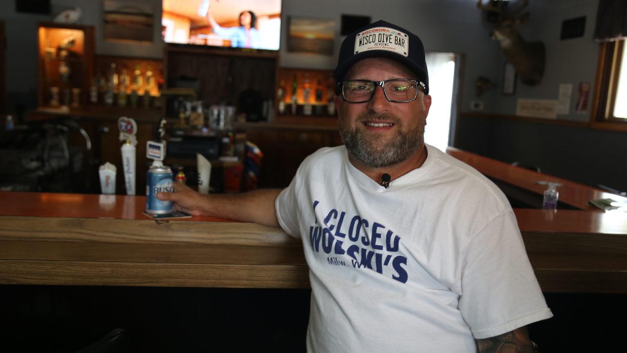The man who has visited 951 Wisconsin dive bars and counting