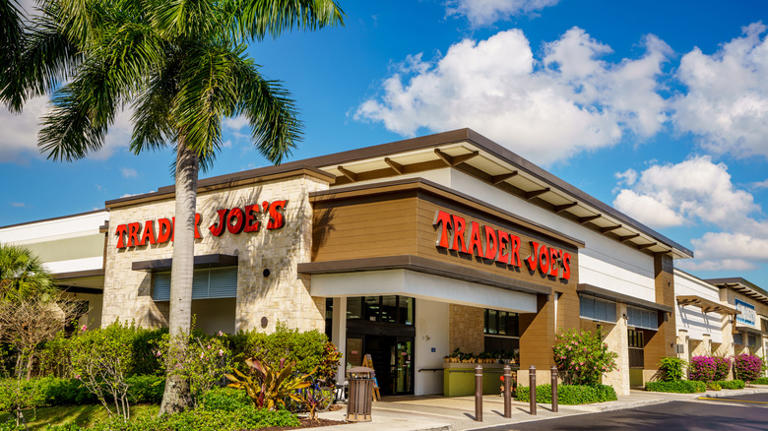 The Best Snacks To Grab From Trader Joe's For A Beach Day