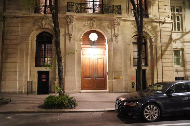 Inside Jeffrey Epstein’s cozy relationship with Steve Bannon — and what ...