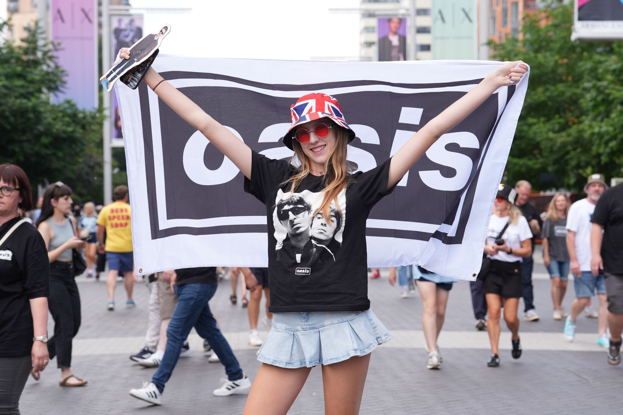 'A sea of Adidas': Here's what fans were wearing at Oasis last night at ...