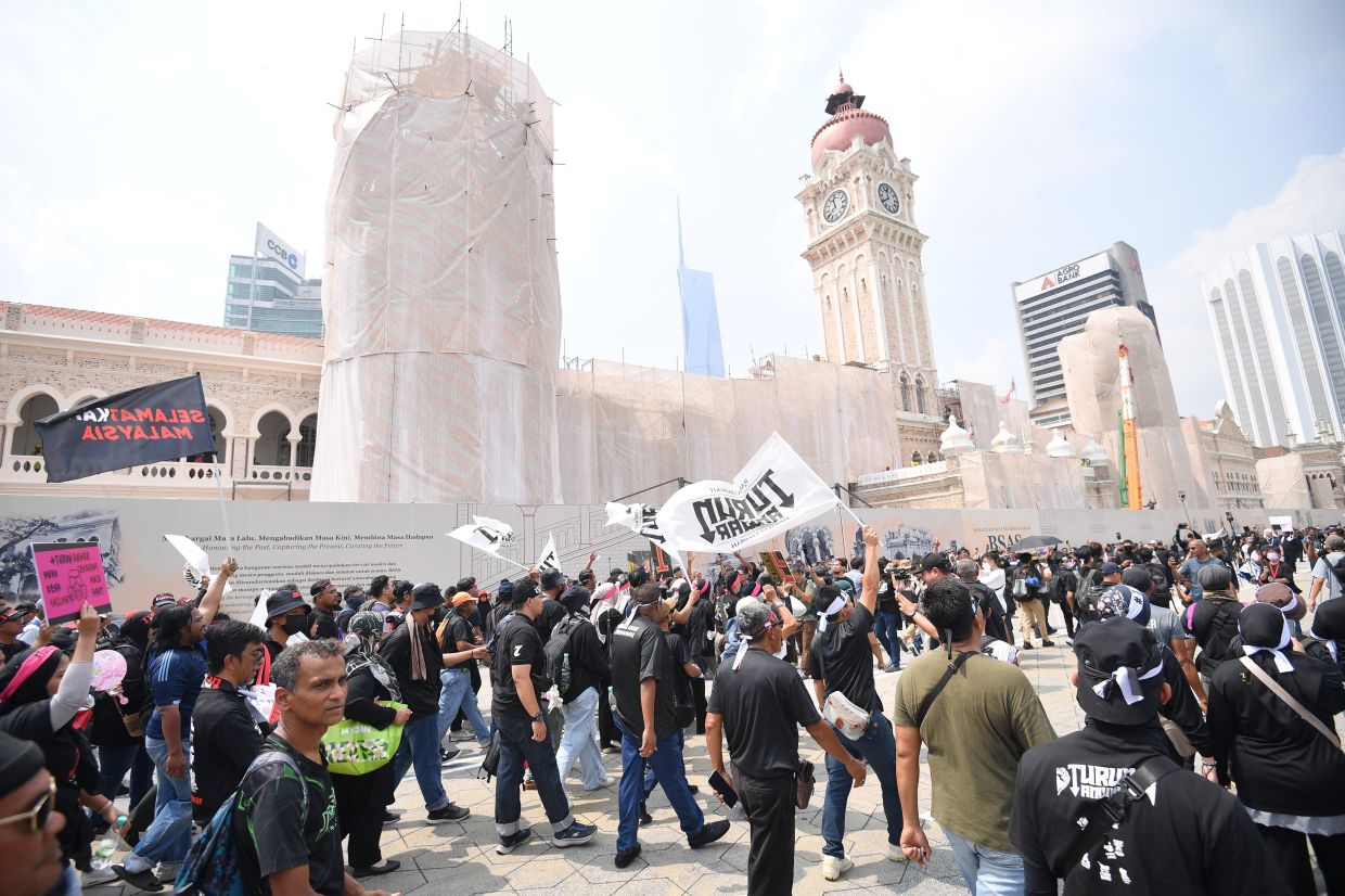 Rally participants converge at Dataran Merdeka