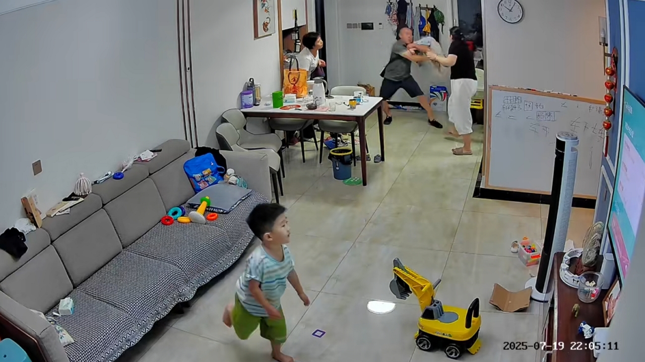 Quick reaction prevents baby from falling in Shandong, China