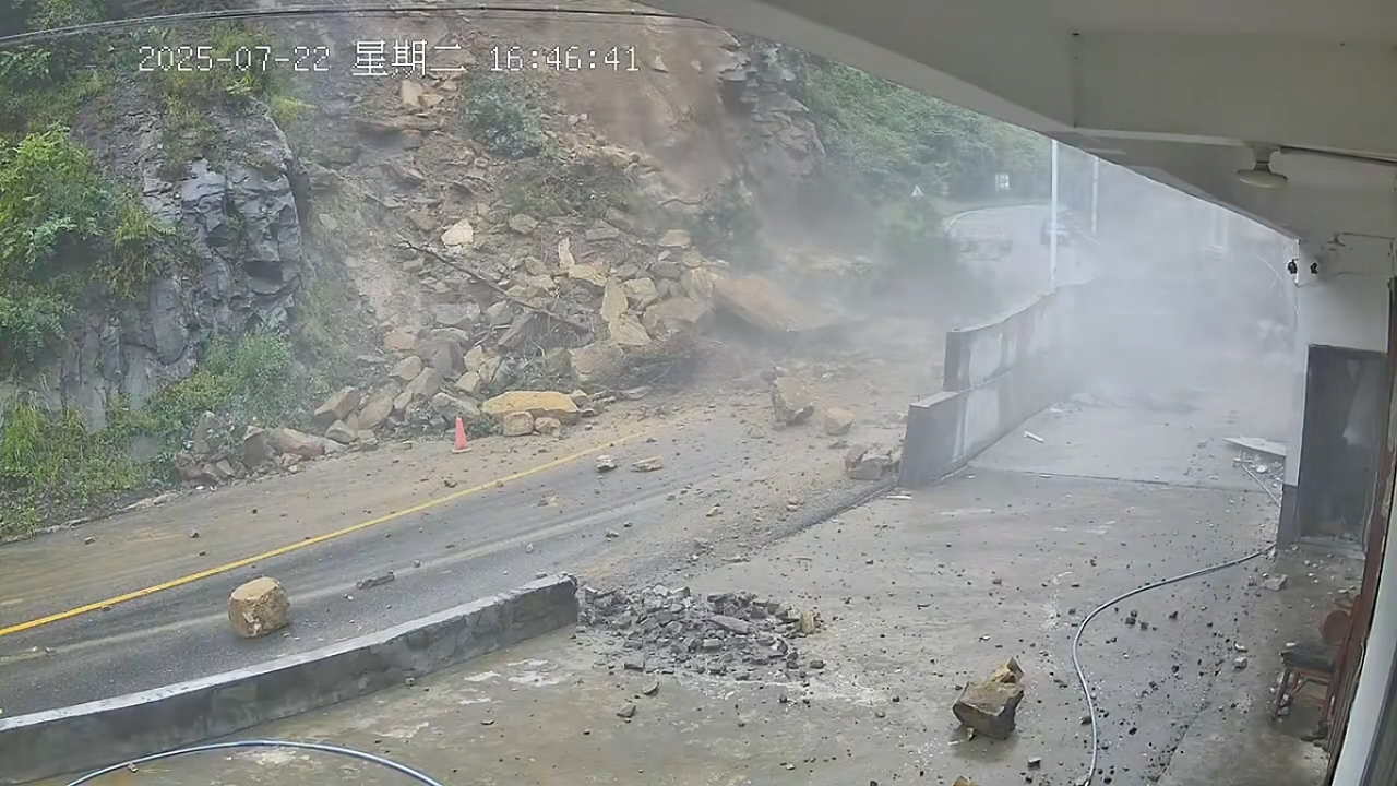 Truck narrowly escapes landslide and rockfall in Yunnan, China