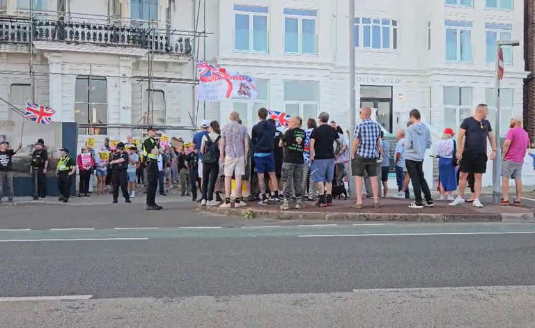 Anti-migrant and Stand Up to Racism protesters face off against one ...