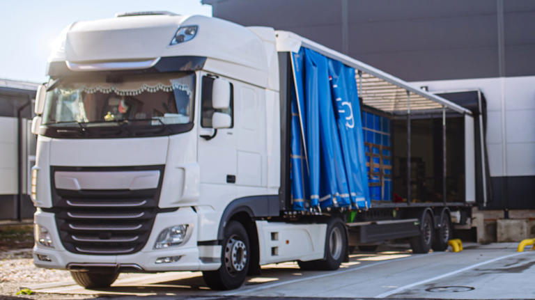 Why American Semi Trucks Usually Have Long Noses (But European Trucks ...