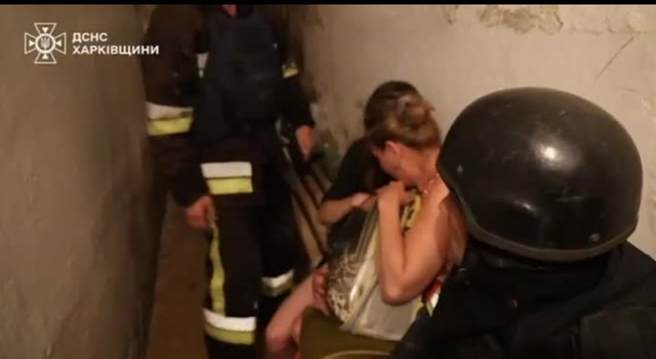 Ucraina, bombe su Kharkiv: i cittadini fuggono nei rifugi